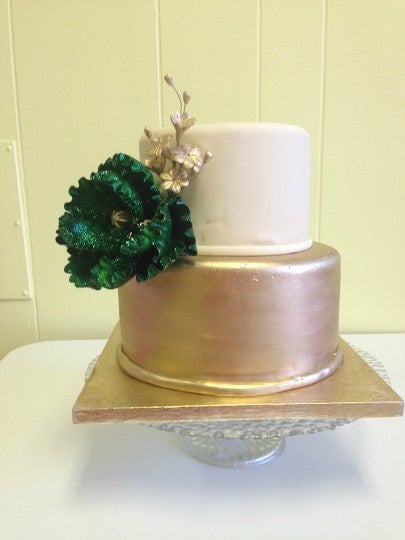 Simple gold cake with gree... by Courtnibrown17 | BeFunky Photo Editor